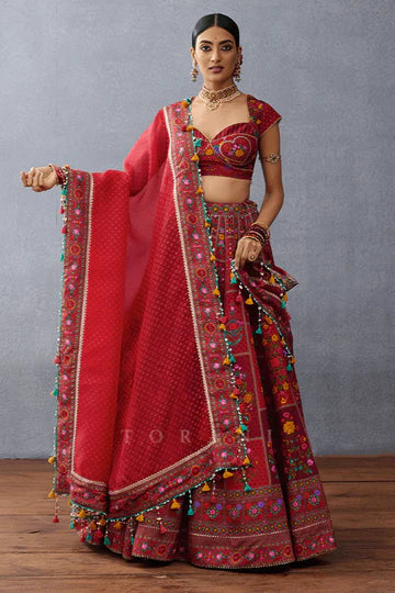 Exploring Traditional and Contemporary Indian Outfits for Women | Chiro ...